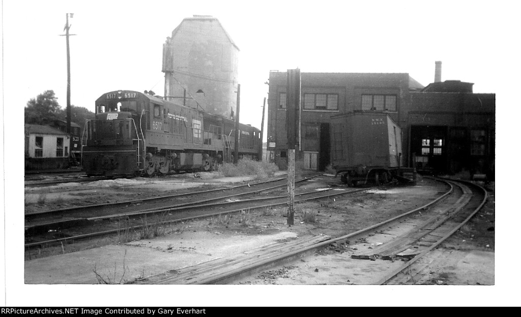 PC U25C #6517 - Penn Central (ex-PRR #6517)